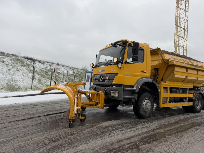 490 снегорина почистват пътищата в цялата страна - По света и у нас ...