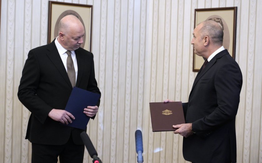 Росен Желязков взе и върна проучвателния мандат на президента Радев ...